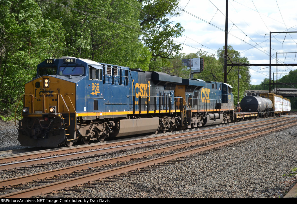 CSX ES44AH 966 leads Q300-25